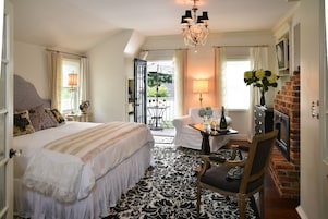 Escrivaninha, cortinas blackout, quartos à prova de som