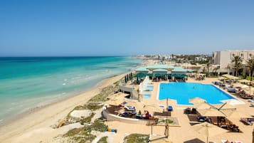 Uma praia privada, praia de areia branca, espreguiçadeiras