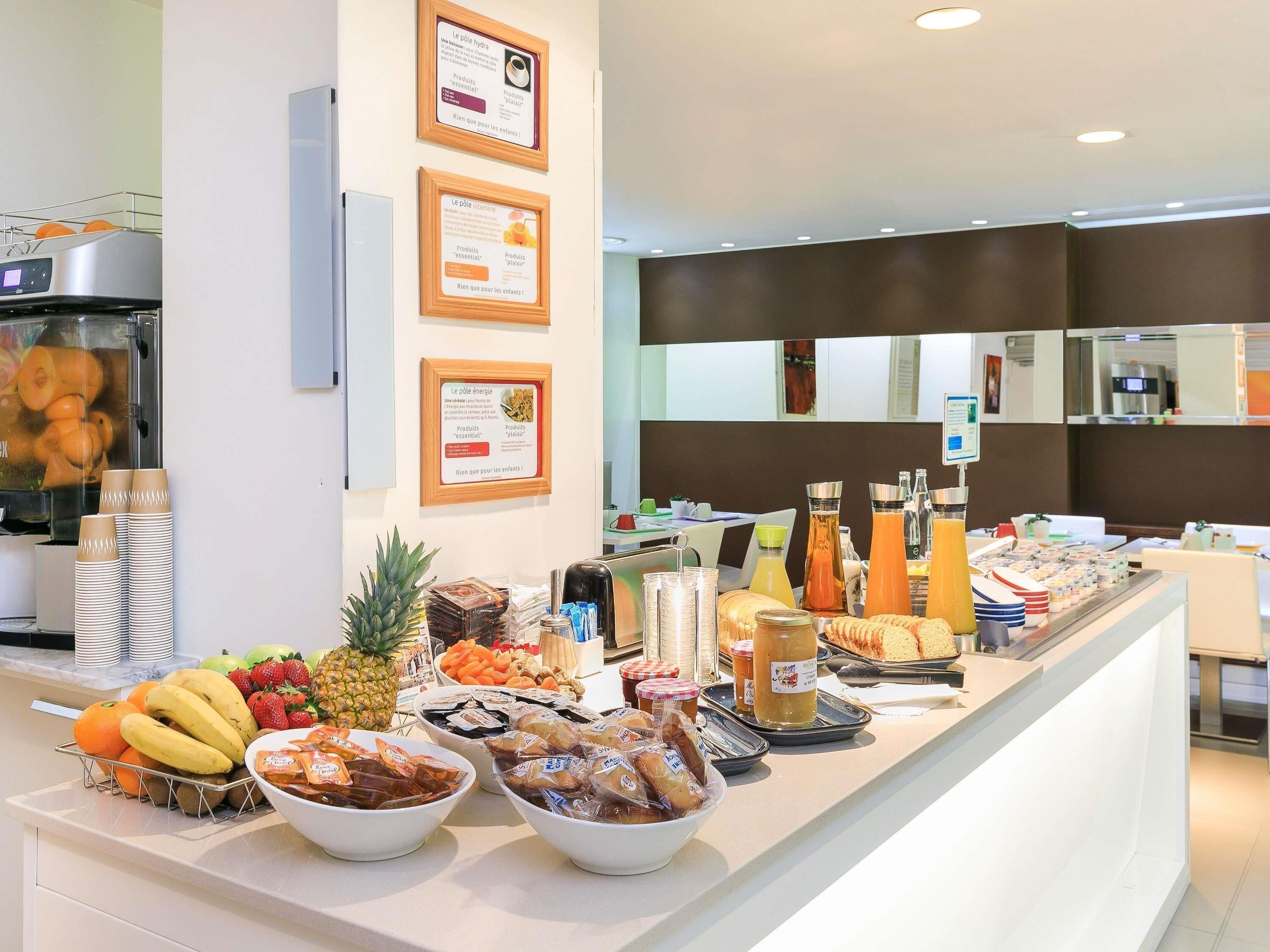 Café da manhã com buffet grátis todos os dias