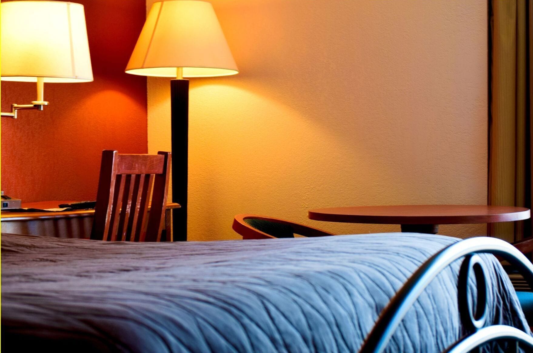 Roupas de cama premium, escrivaninha, quartos à prova de som