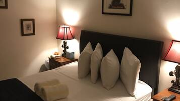 Quarto econômico, 1 cama Queen, banheiro compartilhado (MEN ONLY - Room 23B / no window) | Cofres nos quartos, ferros/tábuas de passar roupa, Wi-Fi de cortesia