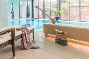 Piscina interior, espreguiçadeiras 