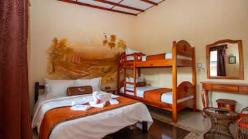 Quarto de hotel com duas beliches, uma secretária de madeira, uma cadeira, um espelho e um quadro na parede.