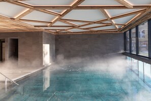 Piscina interior, piscina exterior, espreguiçadeiras 