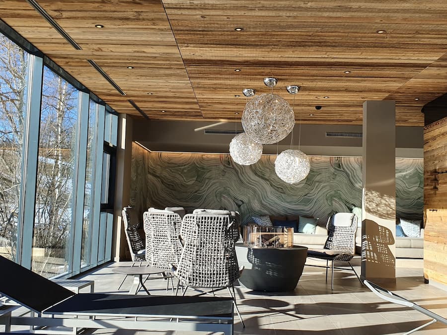 Piscina interior, piscina exterior, espreguiçadeiras