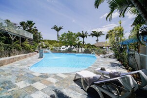 Piscina exterior, guarda-sóis, espreguiçadeiras 