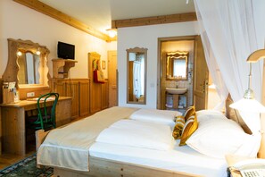 Double Room Cat. C incl. breakfast | Casa de banho | Um polibã, um secador de cabelo, roupões, chinelos 