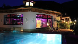 Piscina interior, piscina exterior, espreguiçadeiras