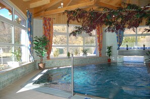 Piscina interior, piscina exterior, espreguiçadeiras 