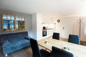 Estúdio standard, vista parcial para o lago | Área de estar