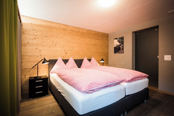 Estúdio standard, vista parcial para o lago | Cofres nos quartos, Wi-Fi de cortesia