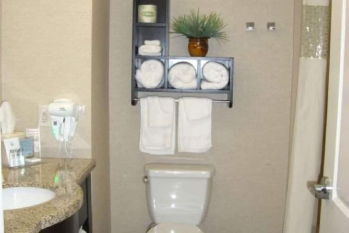 Um secador de cabelo, roupões, toalhas fornecidas