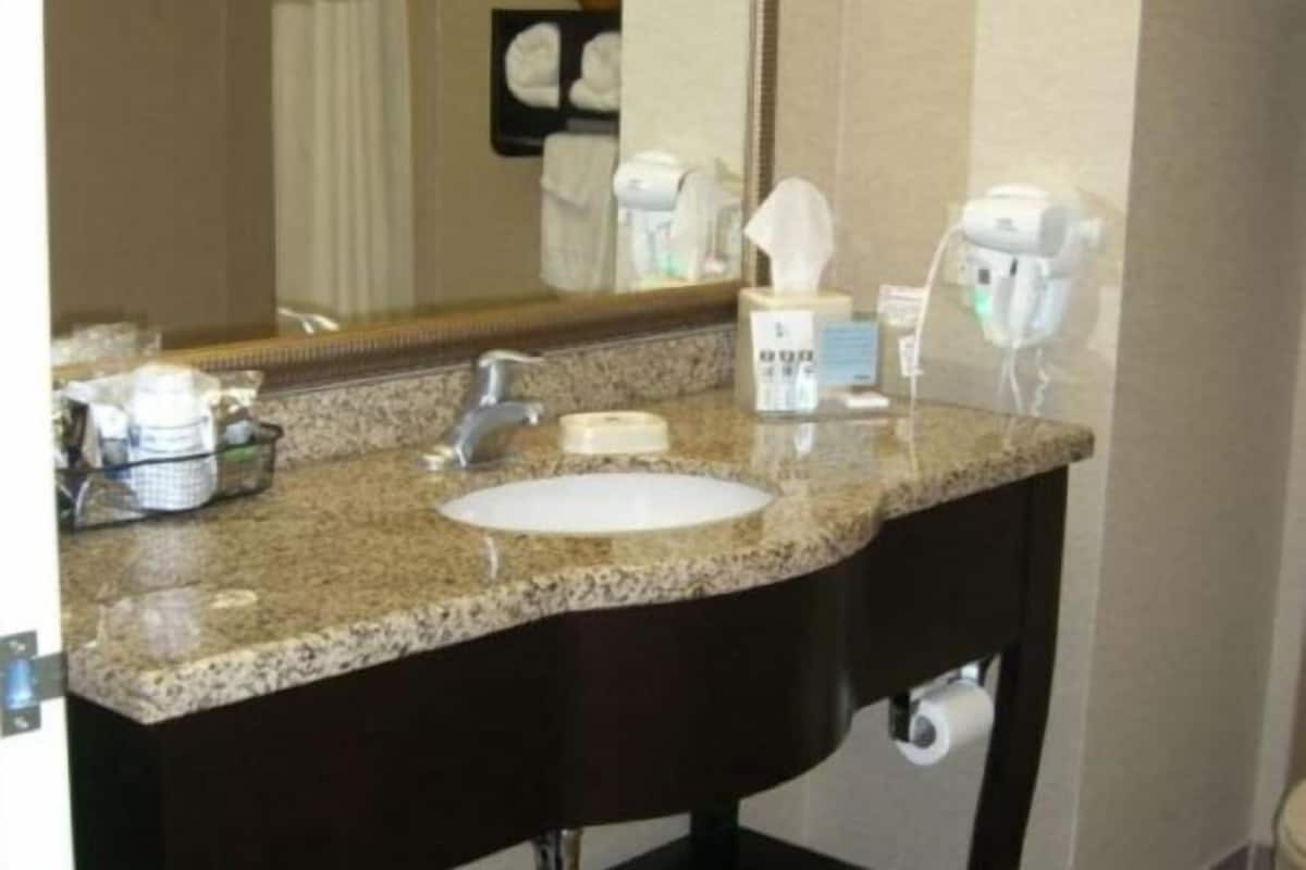 Um secador de cabelo, roupões, toalhas fornecidas