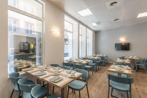 Pequeno-almoço tipo buffet diário mediante uma taxa 