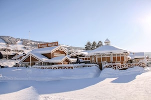 Um edifício coberto de neve com uma placa que diz 'Hafjell Hotel'.