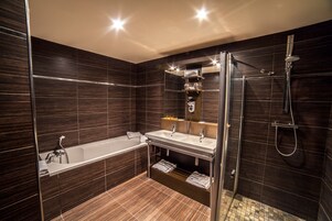 Quarto Familiar | Casa de banho | Uma combinação polibã/banheira, artigos de higiene pessoal grátis 