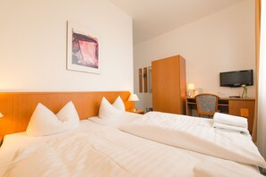 Quarto casal | Roupas de cama antialérgicas, frigobar, cofres nos quartos, escrivaninha
