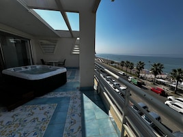 Quarto Deluxe, vista para o mar | Secretária, cortinas/cortinados opacos, Wi-fi grátis