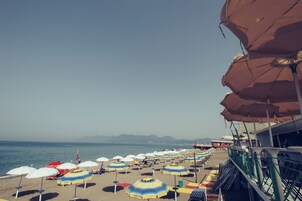 Uma praia privada, praia de areia branca, espreguiçadeiras 