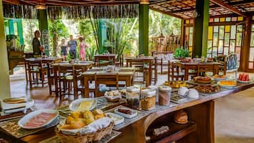 Café da manhã com buffet grátis todos os dias