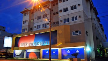 Fachada do alojamento (tarde/noite)