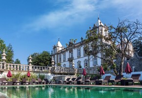 Piscina interna, piscina externa, guarda-sóis, espreguiçadeiras