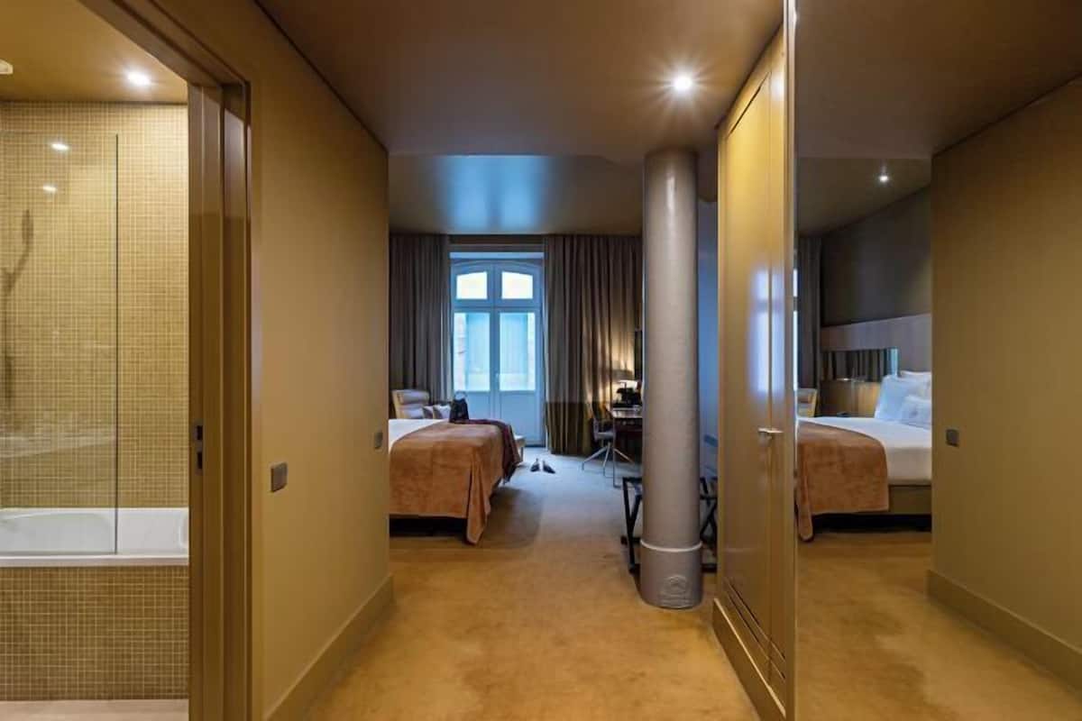 Frigobar, cofres nos quartos, escrivaninha, cortinas blackout