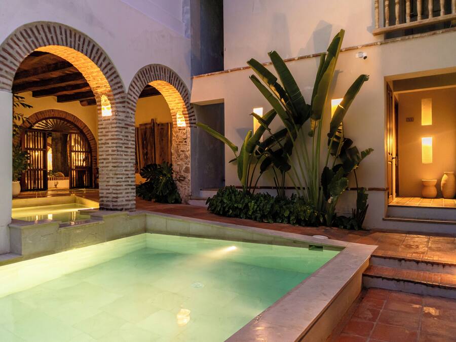 Piscina externa, espreguiçadeiras