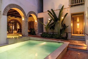 Piscina exterior, espreguiçadeiras 
