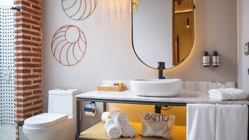 Suite-Estúdio, 1 cama king-size, não fumadores | Casa de banho | Um polibã, um secador de cabelo (mediante pedido), chinelos