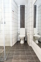 Escrivaninha, cortinas blackout, ferros/tábuas de passar roupa