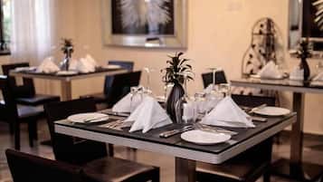 Serviço de café da manhã, almoço, jantar; restaurante ao ar livre
