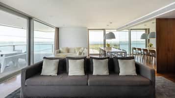 Apartamento, 3 quartos, vista para a marina (Grand) | Área de estar | TV LCD 32 cm com canais a cabo, TV, filmes pagos