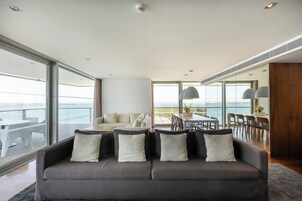 Apartamento, 3 quartos, vista para a marina (Grand) | Sala de estar | Televisor LCD de 32 de cm com canais por cabo, televisor, filmes pagos 