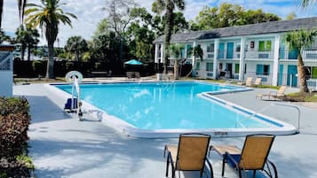 Piscina exterior, da(s) 10:00 à(s) 19:30, guarda-sóis, espreguiçadeiras