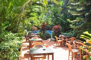 Serviço de café da manhã e almoço, vistas para a piscina 