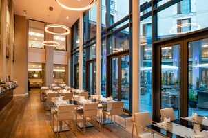 Pequenos-almoços e jantares servidos, incluindo cozinha internacional 