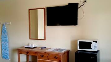 Quarto, 1 cama Queen, para fumantes | Comodidades do quarto