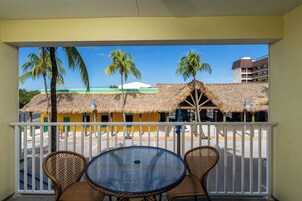 Apartamento Comfort em Condomínio Fechado | Vista da varanda