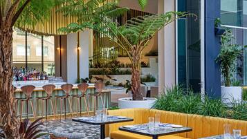 Café da manhã completo todos os dias (USD 30 por pessoa)