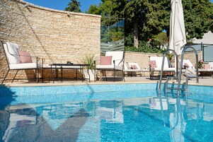 Piscina externa sazonal, guarda-sóis, espreguiçadeiras