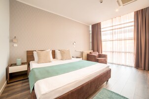 Quarto quádruplo básico | Frigobar, cofres nos quartos, escrivaninha, cortinas blackout