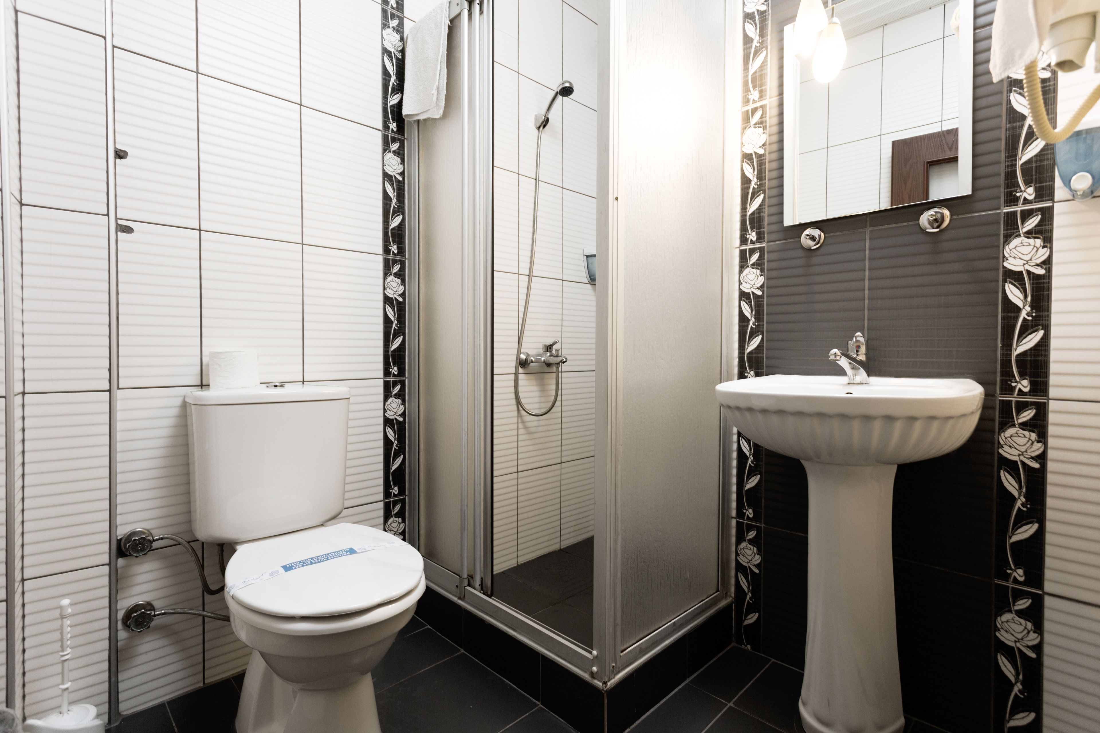 Quarto Triplo, 1 quarto | Casa de banho | Uma combinação polibã/banheira, um secador de cabelo, chinelos 