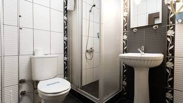 Quarto Triplo, 1 quarto | Casa de banho | Uma combinação polibã/banheira, um secador de cabelo, chinelos