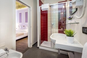 Um polibã, um secador de cabelo, um bidé, toalhas fornecidas 