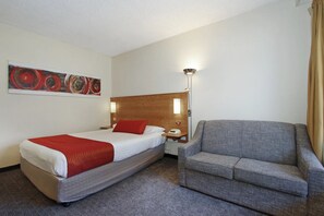 Quarto luxo, 1 cama Queen, para não fumantes | Escrivaninha, ferros/tábuas de passar roupa, Wi-Fi de cortesia