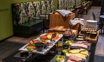 Café da manhã com buffet grátis todos os dias