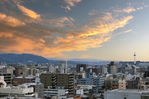 Uma paisagem urbana com diversos edifícios, incluindo uma torre imponente ao longe.