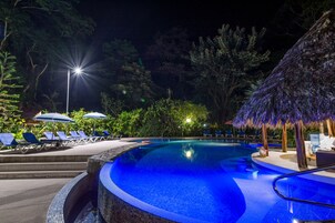 2 piscinas externas, funciona das 8h às 22h, guarda-sóis