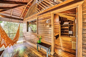 Bungalow Familiar, 2 camas de casal, vista para o jardim | Sala de estar | TV de ecrã plano 